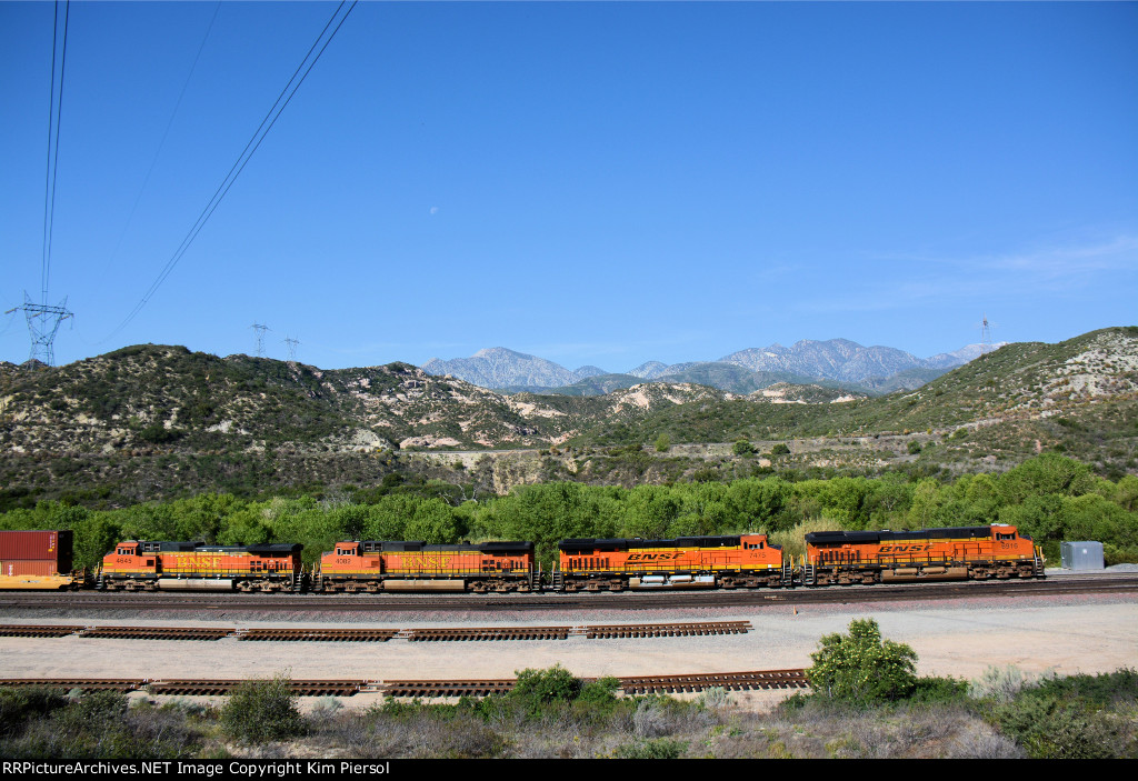 BNSF 6916 (with Moon)
